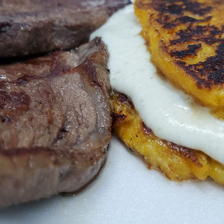 Cachapa con carne y queso de mano - La Encrucijada